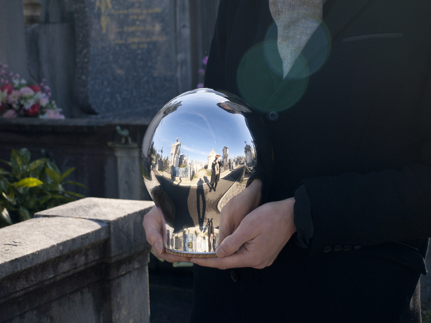 MIRROR URN | social design