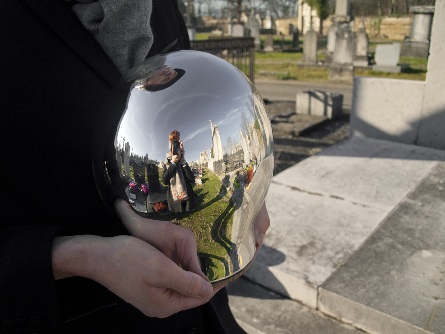 MIRROR URN | social design